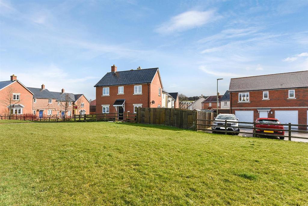 Quicksilver Way, Andover 3 bed semi-detached house - £295,000