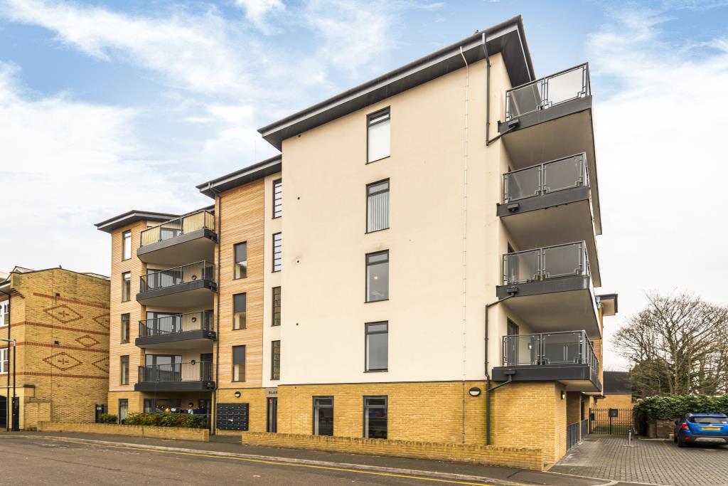 Slough, Berkshire, SL1 1 bed flat - £260,000