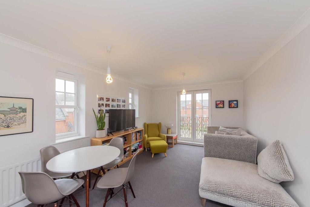 Seaton Square, Mill Hill, London, NW7 2 bed flat - £425,000