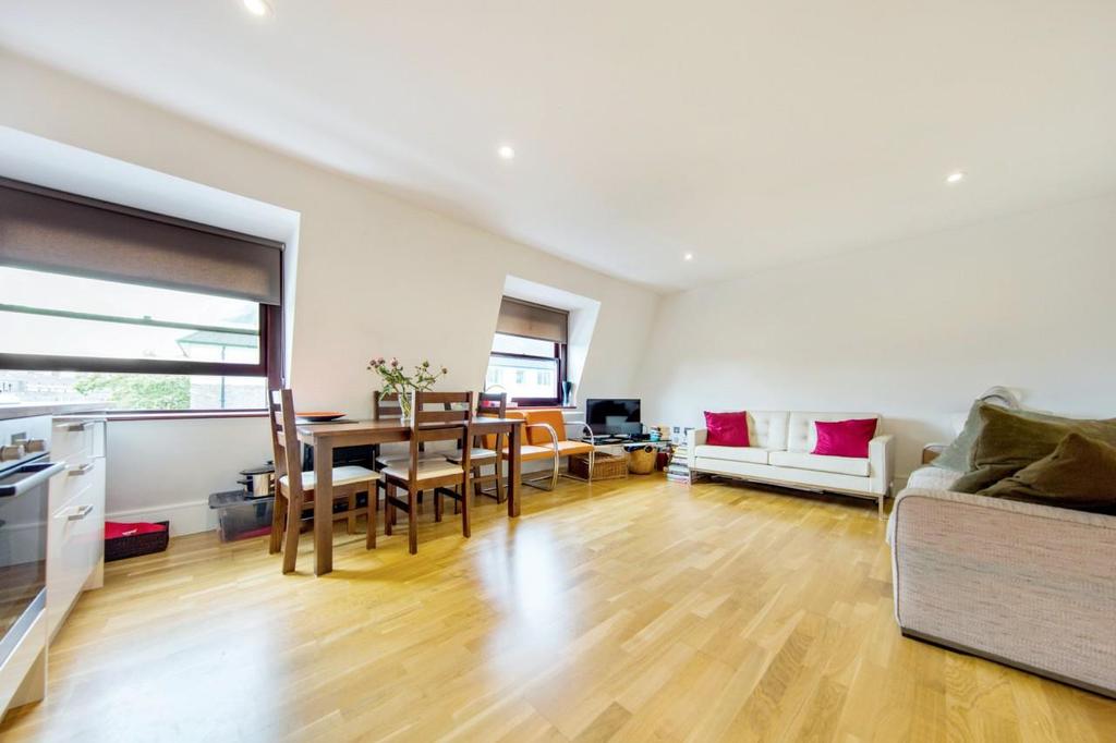 York Road, SW11 1 bed flat - £1,300 pcm (£300 pw)