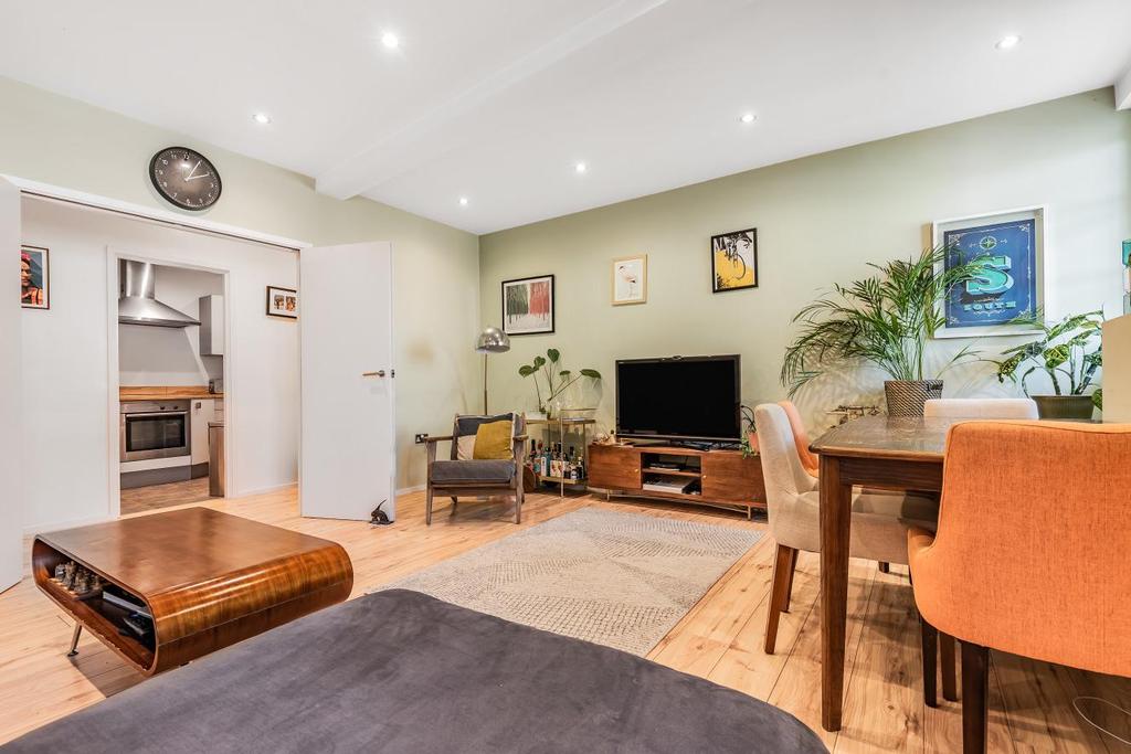 Harry Day Mews, West Norwood 2 bed flat - £400,000