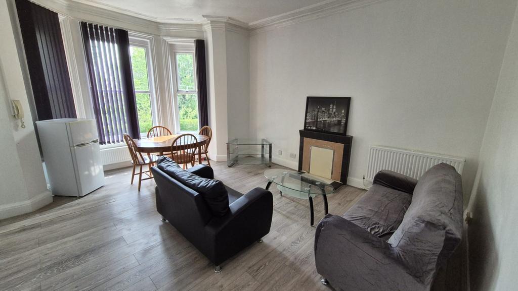 Alness Road, M16 8HW 1 bed flat - £775 pcm (£179 pw)