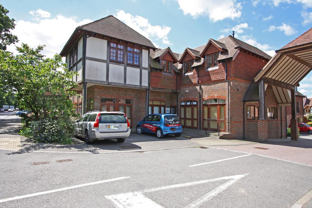 Ground Floor Flat in Hurst Green 2 bed ground floor flat - £190,000