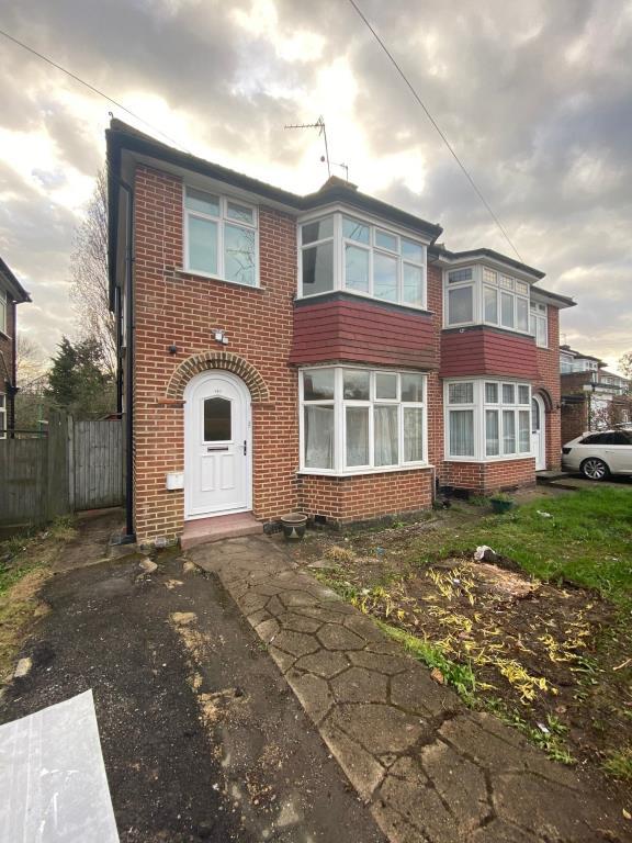 Booth Road, Colindale, NW9 3 bed semi-detached house - £1,700 pcm (£392 pw)