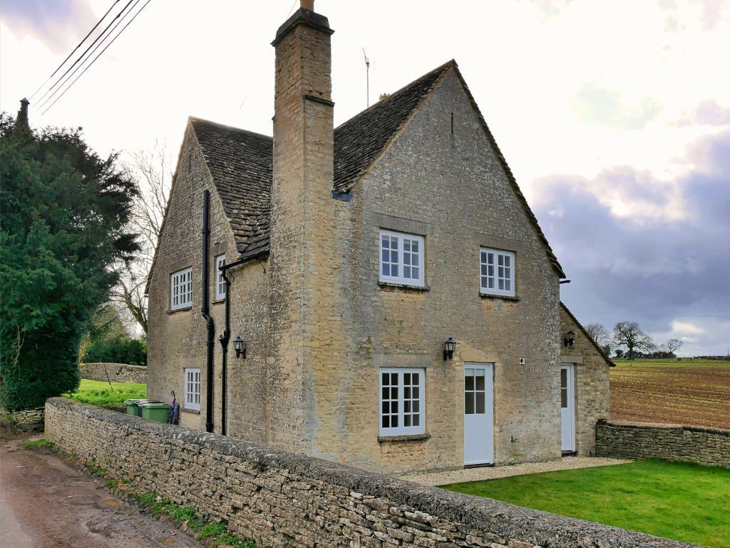 Tarlton Lane, RODMARTON 2 bed terraced house - £1,295 pcm (£299 pw)