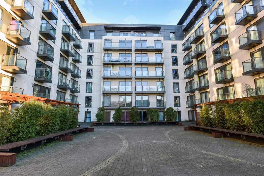 Slough, Berkshire, SL1 1 bed flat - £190,000