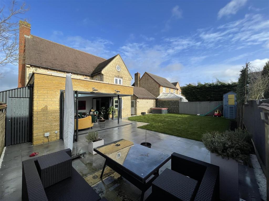 Reedmace Road, Bicester 4 bed detached house - £600,000