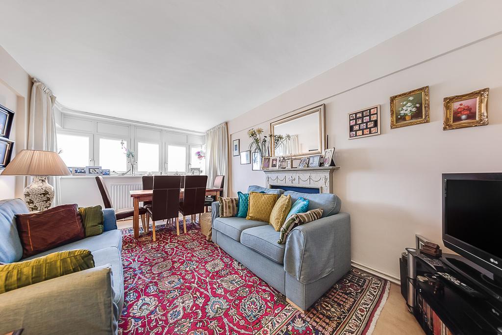 Jepson House, Pearscroft Road... 2 bed flat - £375,000