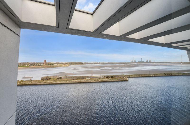 The Decks, Runcorn 2 bed apartment - £625 pcm (£144 pw)