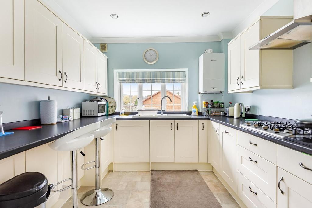 Meadrow, Godalming, GU7 3 bed apartment - £375,000