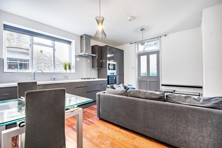 Landor Road London SW9 3 bed apartment - £2,450 pcm (£565 pw)