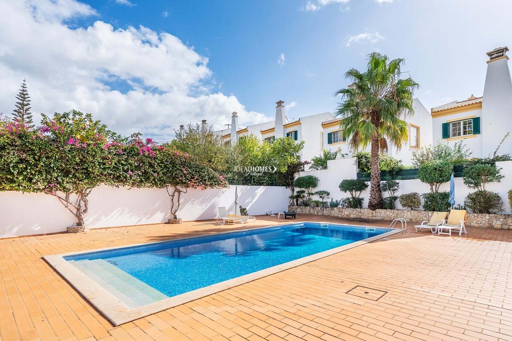 Paderne, Algarve 3 bed townhouse - £324,953* (€380,000)