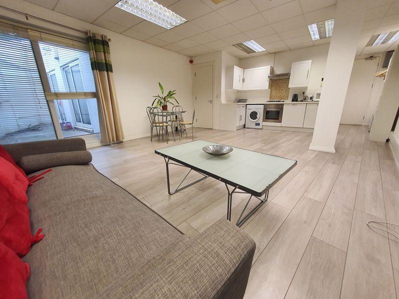 Decima Street, London, SE1 Studio - £1,200 pcm (£277 pw)