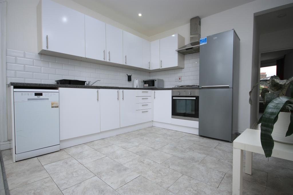 Wells House Road, London, nw10 6ea 3 bed flat - £1,800 pcm (£415 pw)