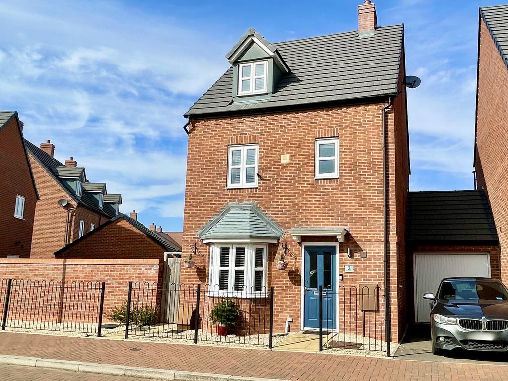 Richborough Road, Meon Vale... 4 bed link detached house - £335,000