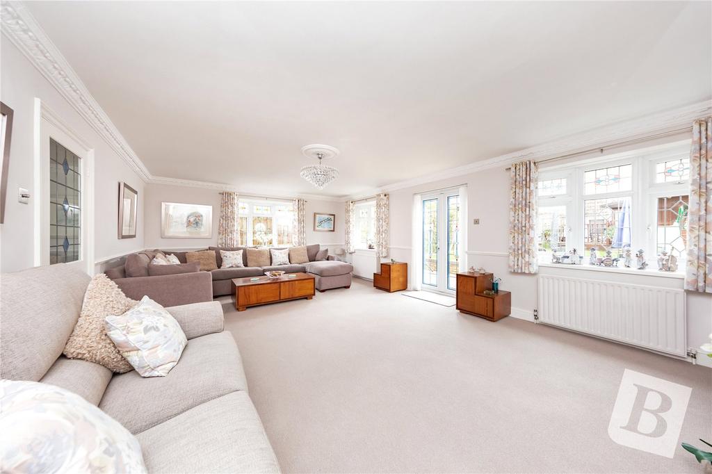 Front Lane, Upminster, RM14 3 bed detached house - £675,000