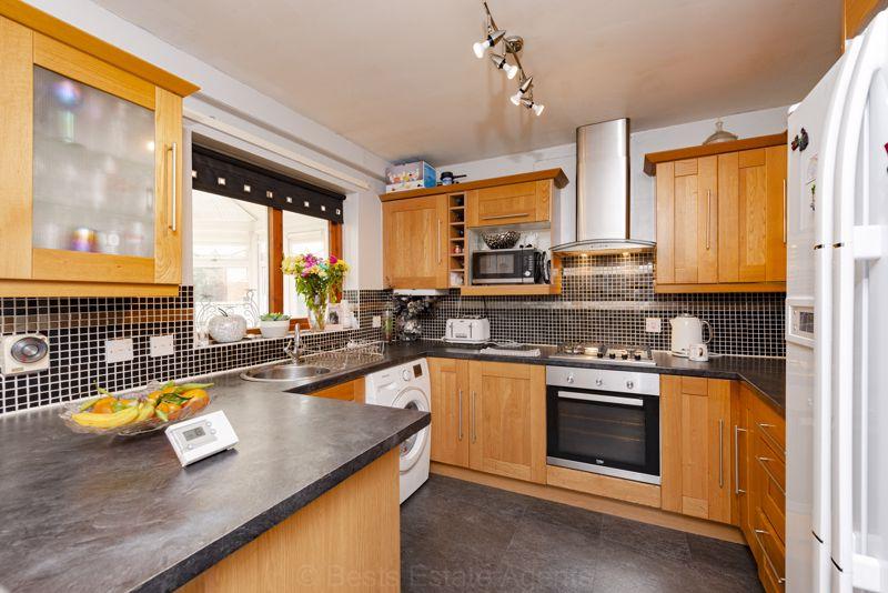 Hobby Court, Hallwood Park, Runcorn 3 bed semi-detached house - £130,000