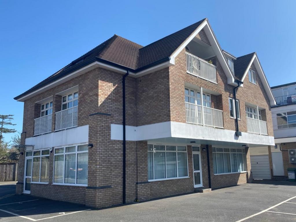 Ashtead Village 2 bed maisonette - £1,400 pcm (£323 pw)