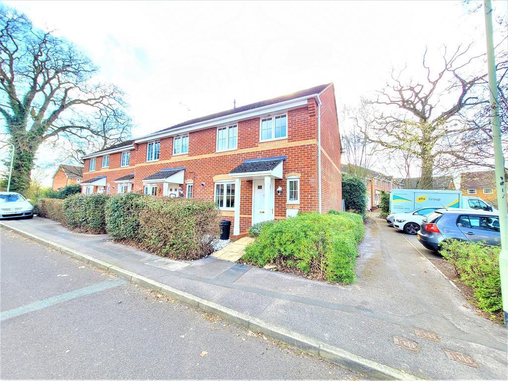 Rayner Drive, Arborfield, Reading... 2 bed townhouse - £1,200 pcm (£277 pw)