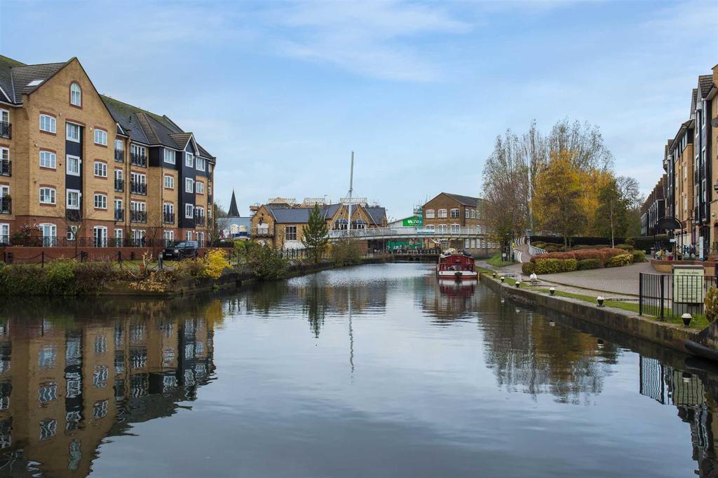 Longman Court, Apsley Lock... 2 bed apartment - £1,250 pcm (£288 pw)