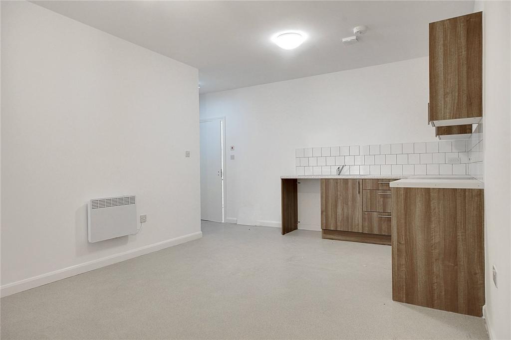 Crown Road, Enfield, EN1 1 bed flat - £1,250 pcm (£288 pw)