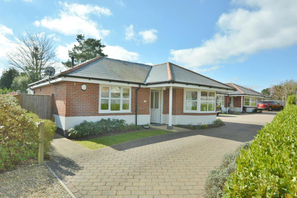 Merley Lane, Wimborne, Dorset, BH21 1RY 2 bed detached bungalow - £450,000