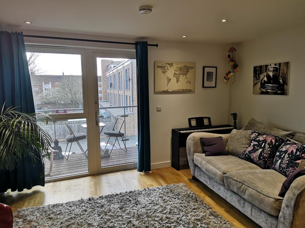 Goulding House, Manor Lane, Feltham... 1 bed flat - £1,100 pcm (£254 pw)