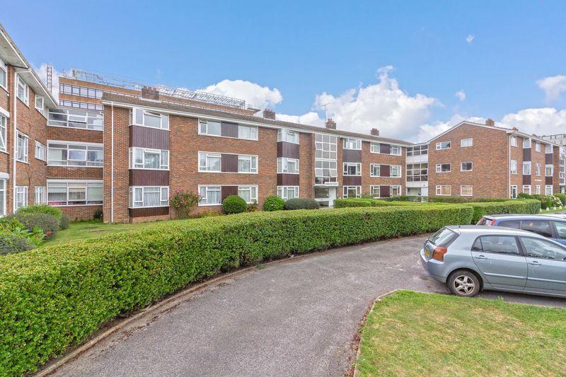 Drake Avenue, Worthing 2 bed apartment - £995 pcm (£230 pw)