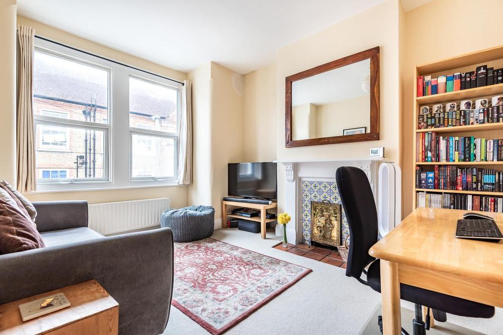 Sellincourt Road, Tooting 3 bed flat - £515,000
