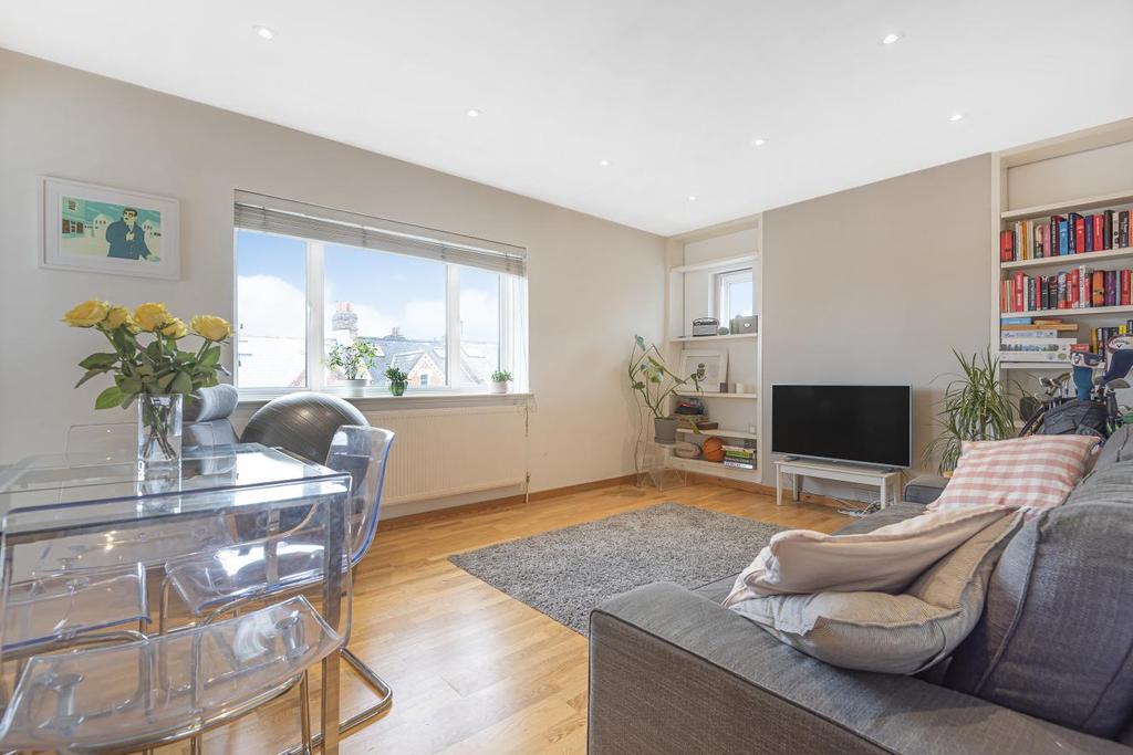 Lessar Avenue, Clapham 2 bed flat - £500,000