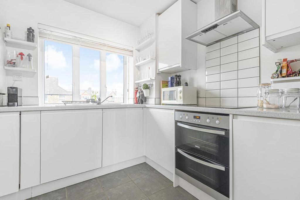 Lessar Avenue, Clapham 2 bed flat - £500,000