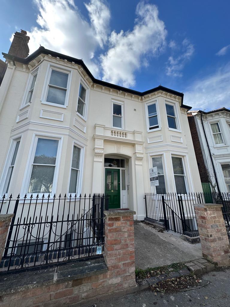 Flat 1 Russell Terrace, CV31 1HE 2 bed flat - £1,250 pcm (£288 pw)