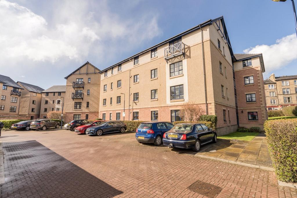 6/7 Russell Gardens, Edinburgh, EH12 3 bed flat - £299,000