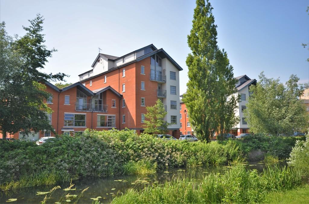Rotary Way, Colchester, CO3 3LJ 2 bed apartment - £160,000
