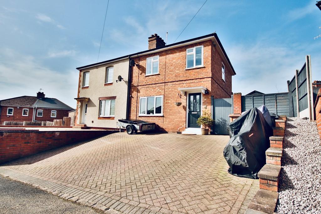 Mayfield Avenue, Worcester, WR3 3 bed semi-detached house - £250,000