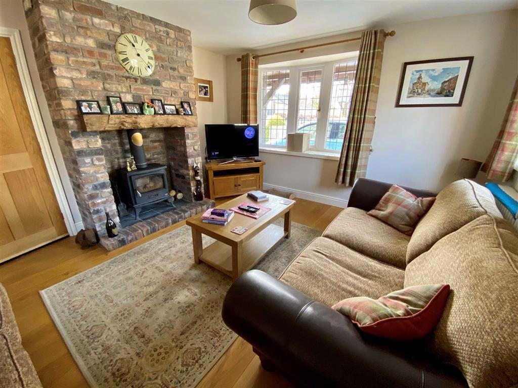 Oulton Road, Stone 3 bed detached house - £345,000