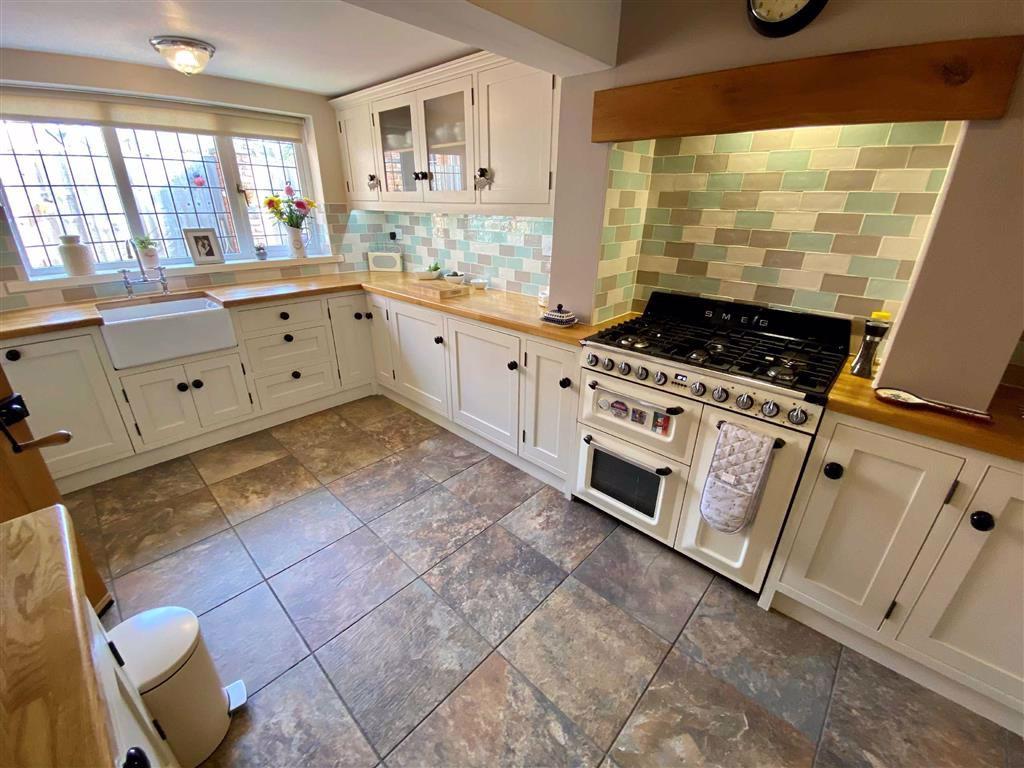 Oulton Road, Stone 3 bed detached house - £345,000