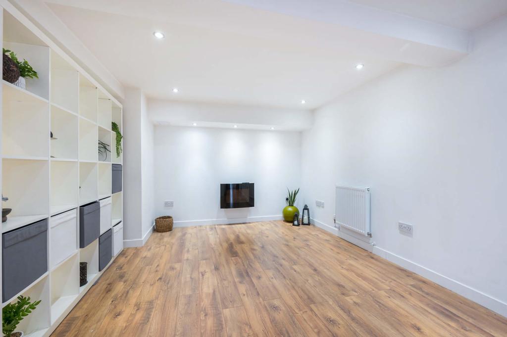 15A Bridge Street, Dunfermline, KY12 8AQ 1 bed apartment - £75,000