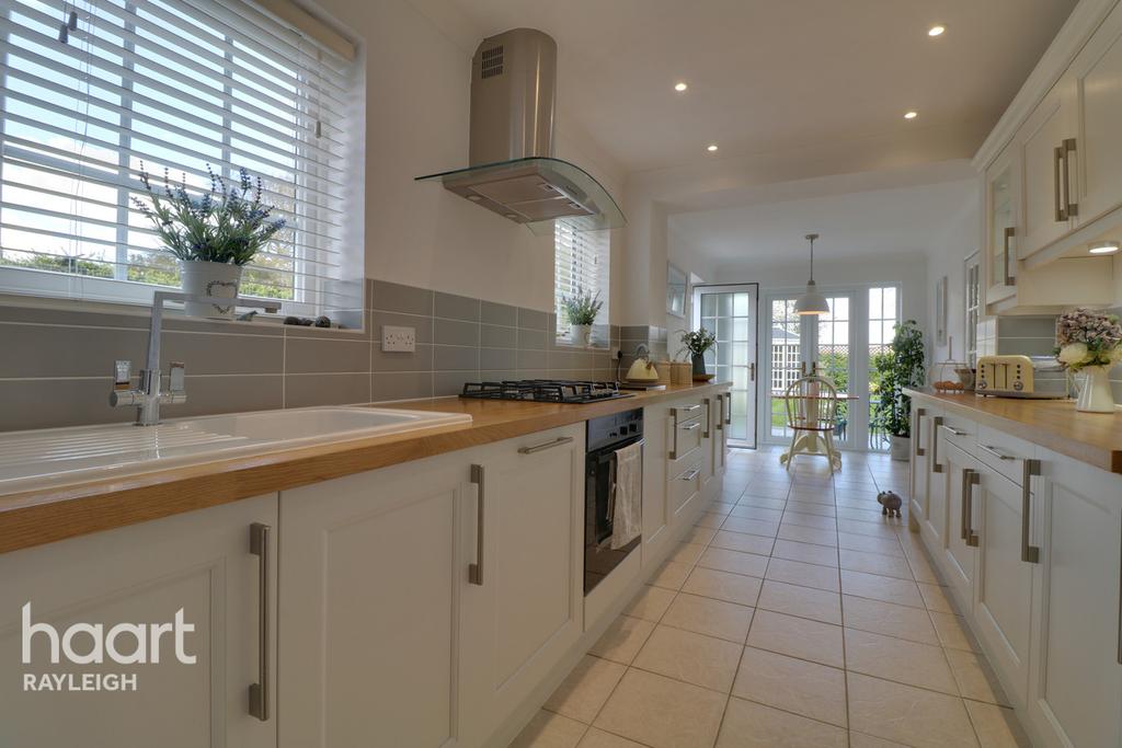 Repton Grove, SOUTHEND-ON-SEA 3 bed detached house - £425,000