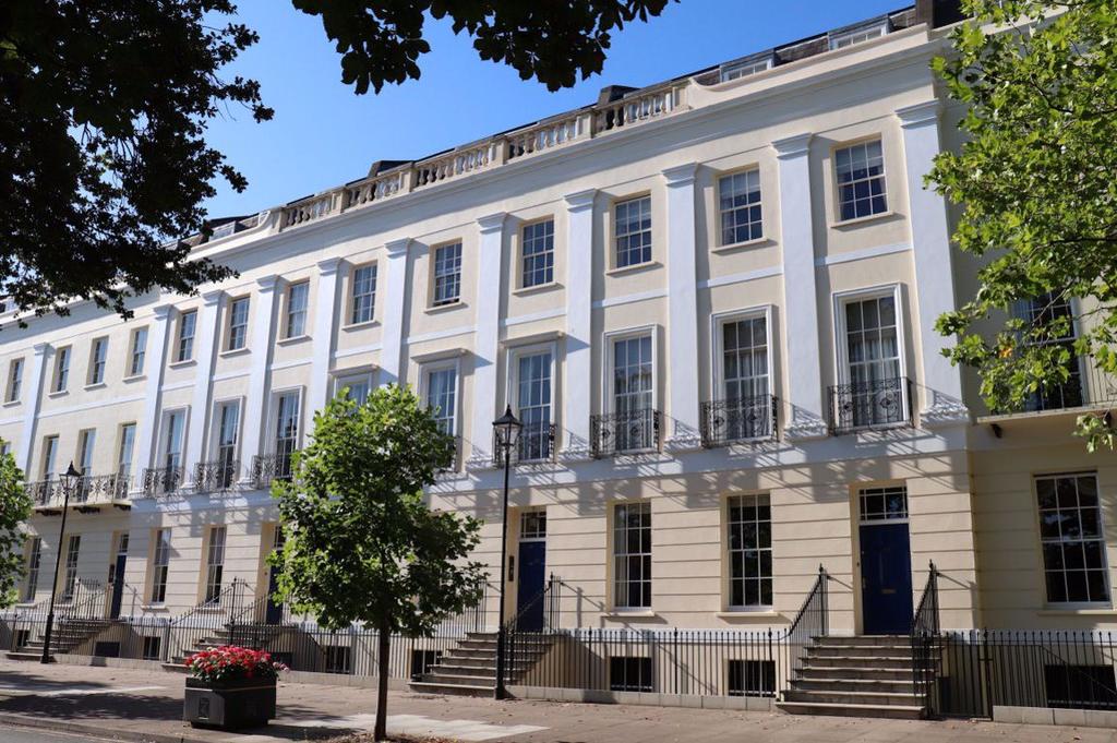 Imperial Square GL50 1QG 3 bed flat - £2,750 pcm (£635 pw)