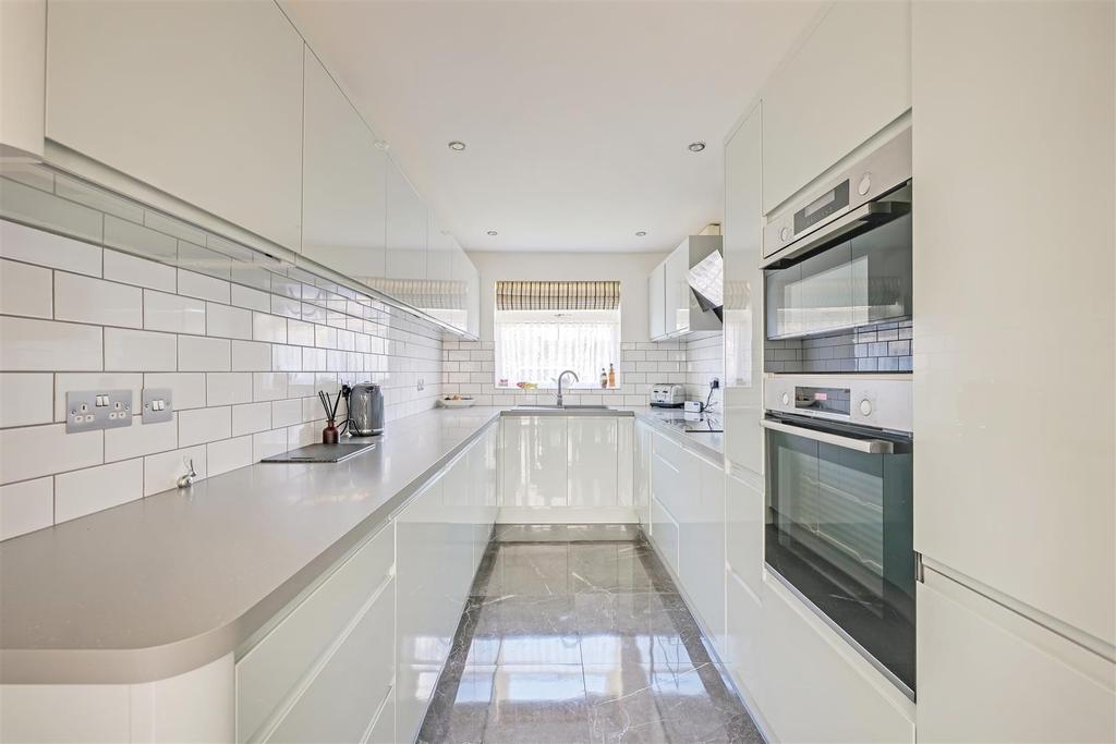 Roach Vale, Leigh-On-Sea 4 bed detached house - £450,000