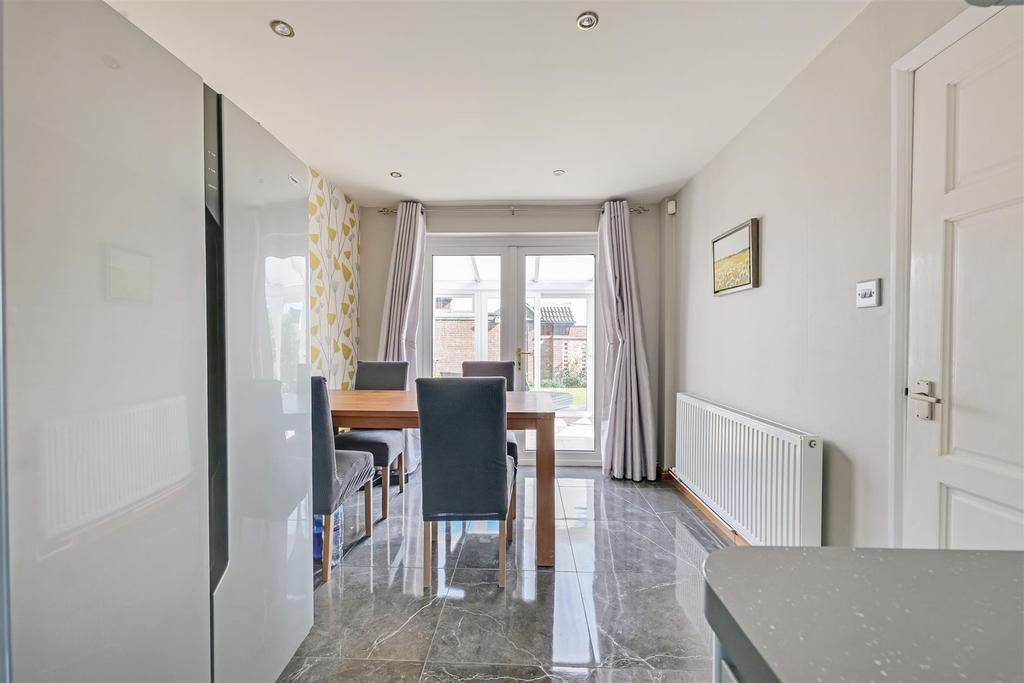 Roach Vale, Leigh-On-Sea 4 bed detached house - £450,000