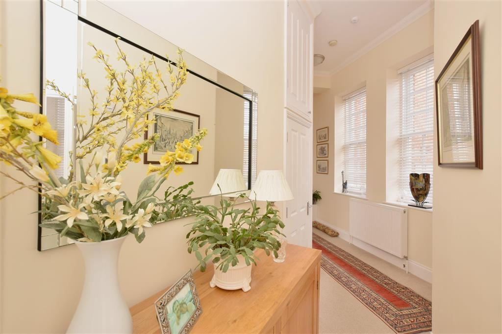 Whitecroft Park, Newport, Isle of Wight 2 bed ground floor flat - £250,000