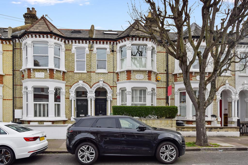 Stormont Road, Clapham Common, SW11 1 bed flat - £1,499 pcm (£346 pw)