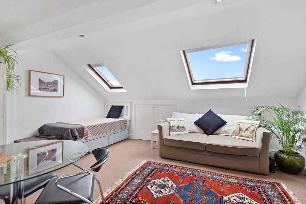 Stormont Road, Clapham Common, SW11 1 bed flat - £1,499 pcm (£346 pw)