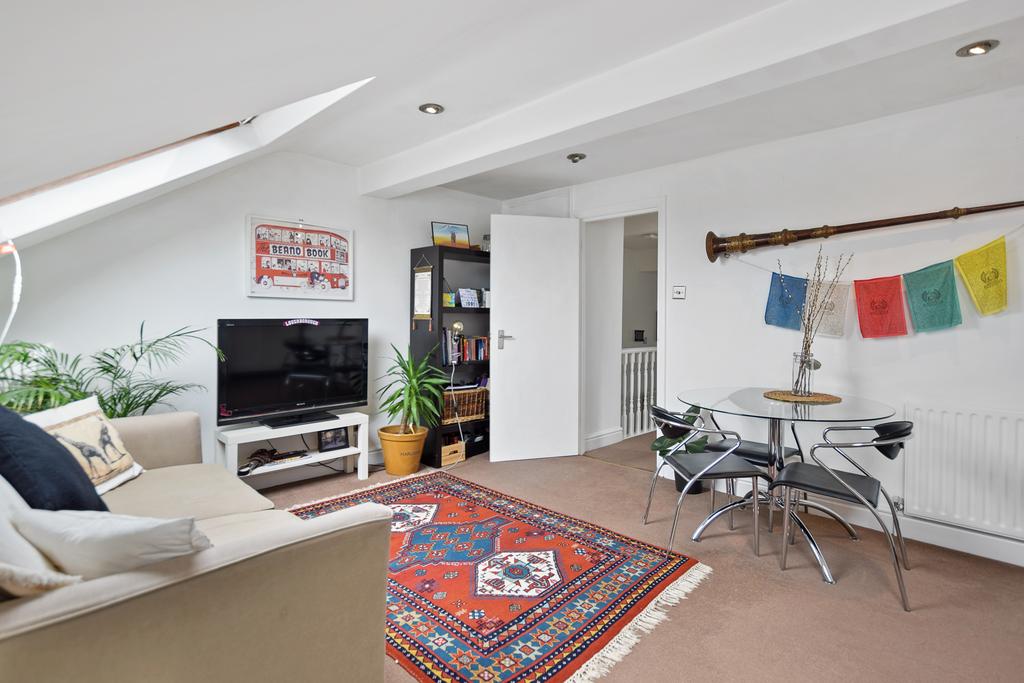 Stormont Road, Clapham Common, SW11 1 bed flat - £1,499 pcm (£346 pw)