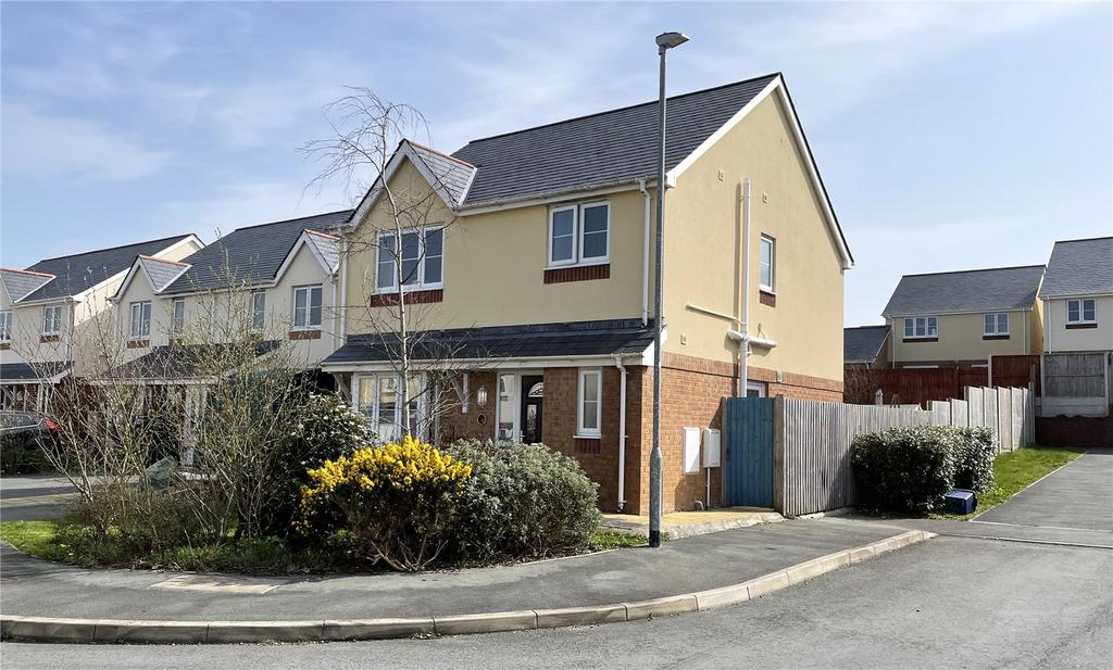 Ger Y Nant, Y Felinheli, Gwynedd, LL56 3 bed detached house - £275,000