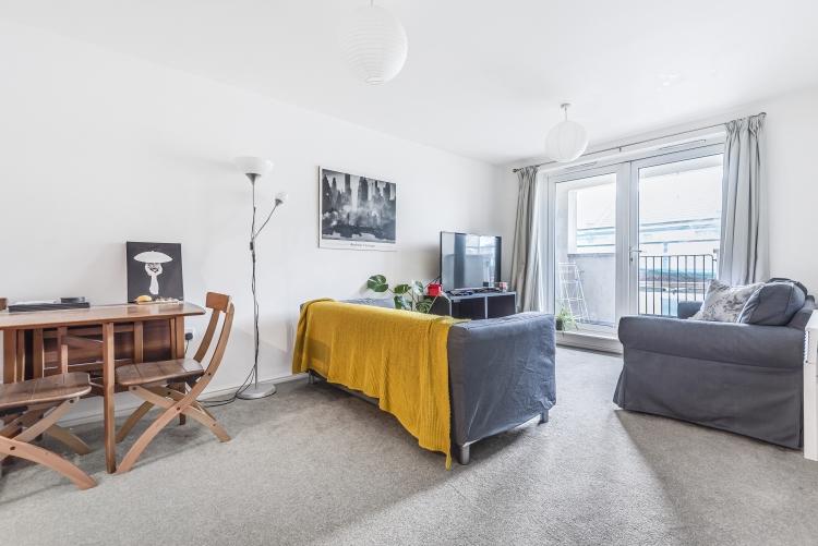 Morrish Road London SW2 2 bed apartment - £1,400 pcm (£323 pw)