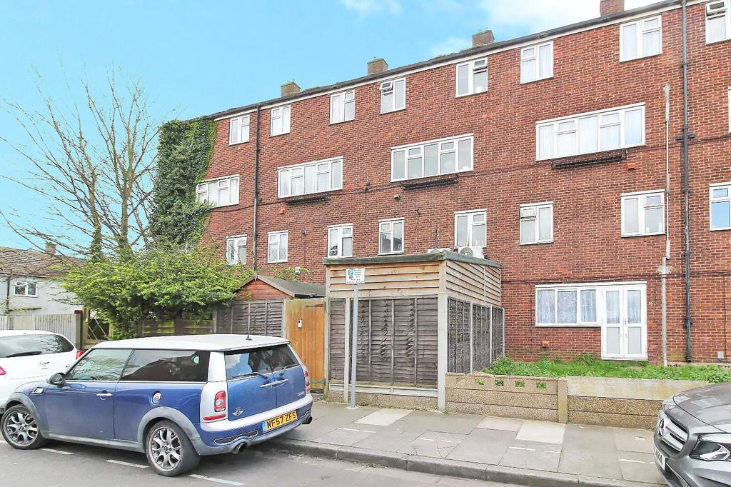 Roxwell Road, Barking, IG11 2 bed apartment - £200,000