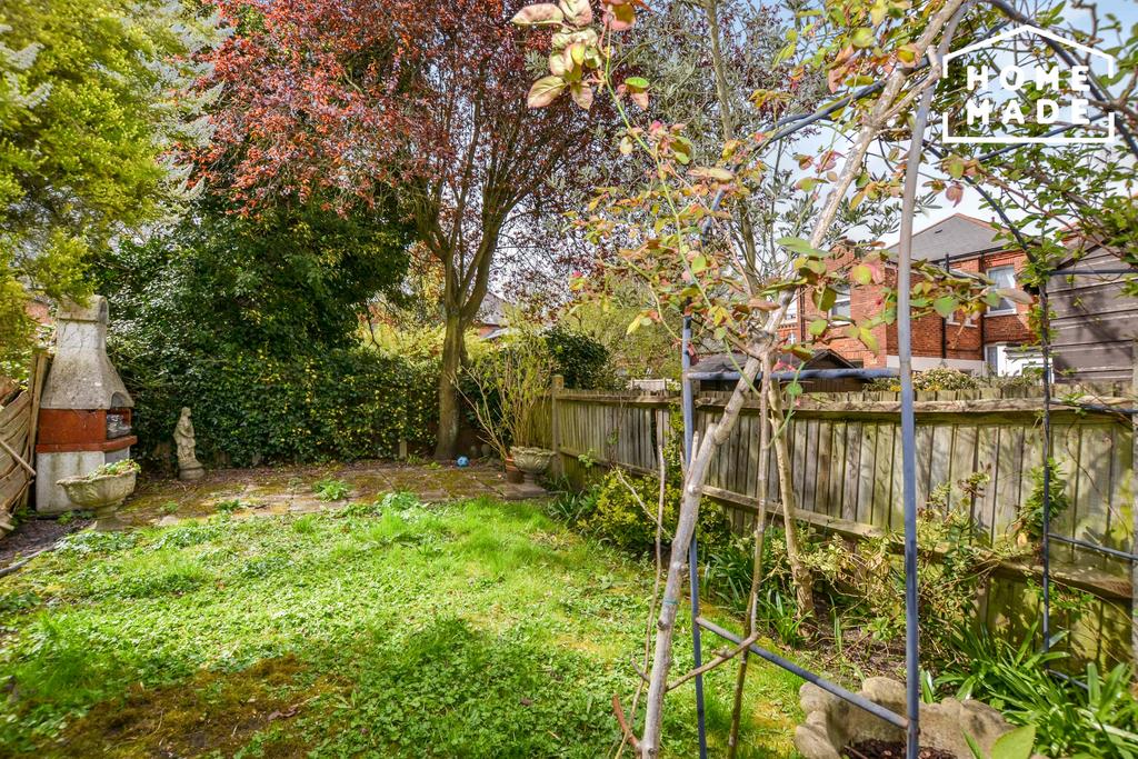 Manstone Road, Cricklewood, NW2 3 bed flat - £2,150 pcm (£496 pw)